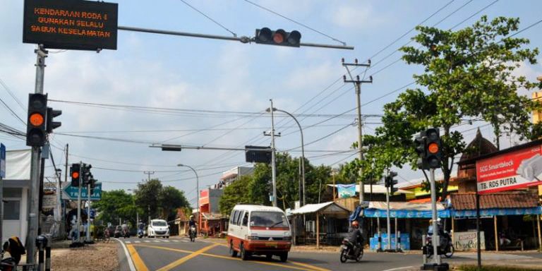 Tiang APILL Lampu Isyarat Sinyal | Tiang Lampu Pengatur Lalu Lintas ...